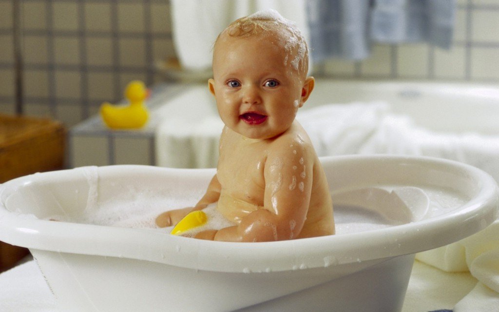 Another tricky one with babies is... bath time! – le bébé
